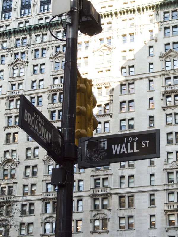 Qualcomm stock tests investors’ patience as AI hype collides with ...